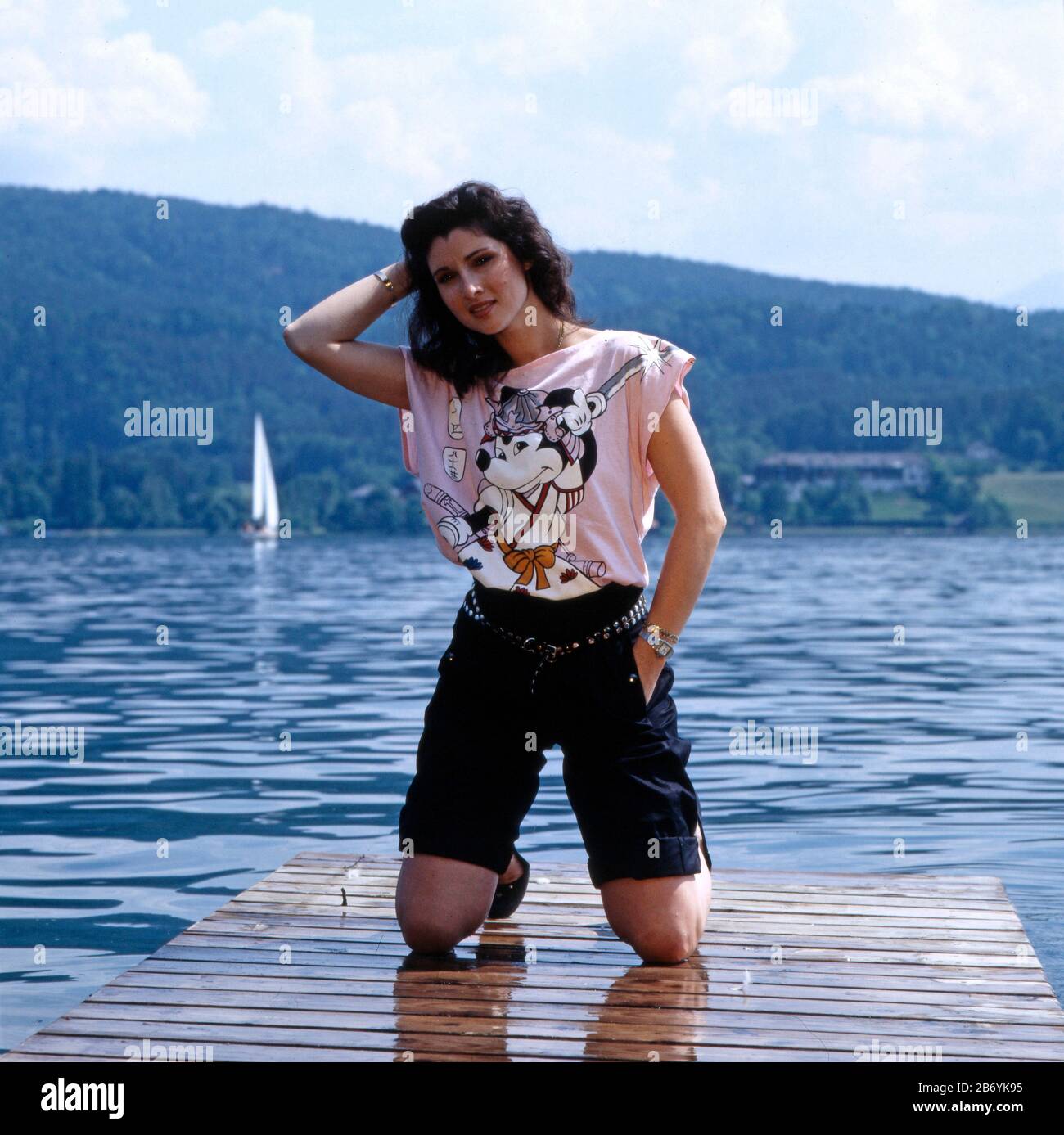 Sonja Tuchmann, deutsche Schauspielern, beim Posieren an einem See ...