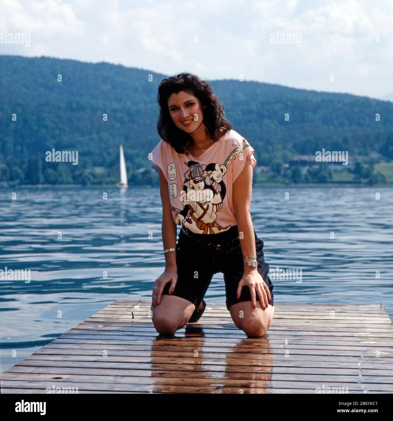 Sonja Tuchmann, deutsche Schauspielern, beim Posieren an einem See ...