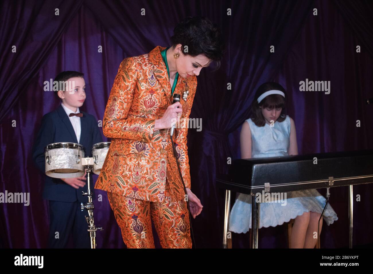 RENEE ZELLWEGER in JUDY (2019), directed by RUPERT GOOLD. Credit ...