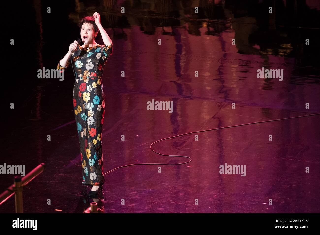 RENEE ZELLWEGER in JUDY (2019), directed by RUPERT GOOLD. Credit ...