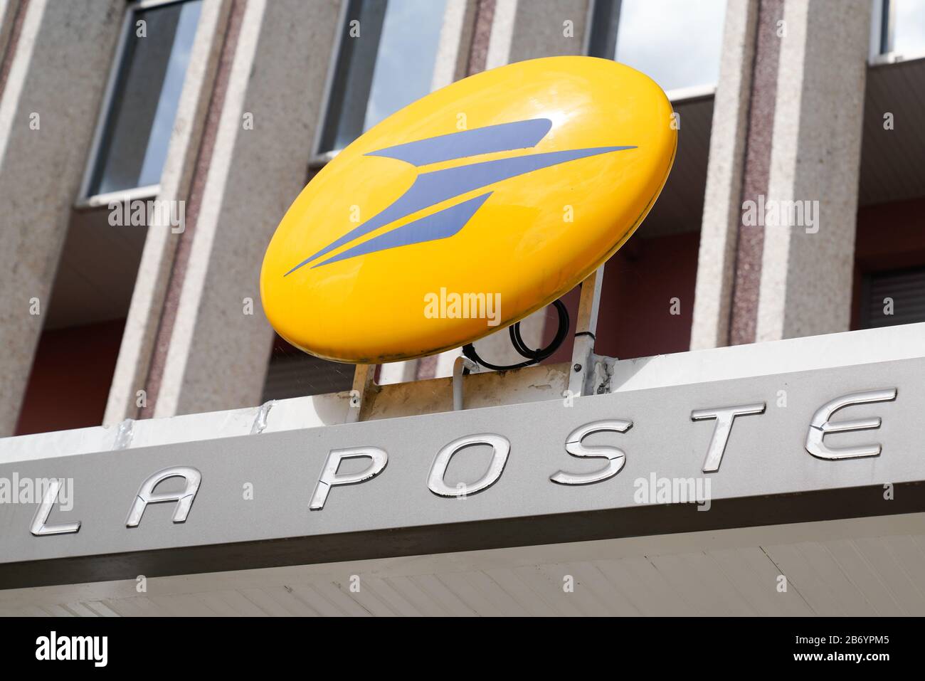 French post office logo hi-res stock photography and images - Alamy