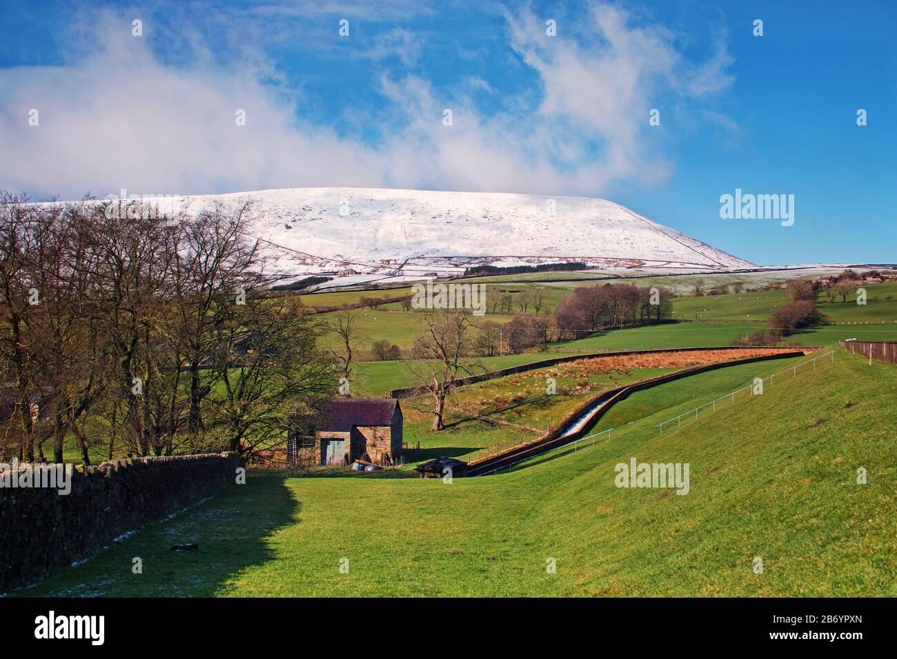Pendle hill walking lancashire hi-res stock photography and images - Alamy
