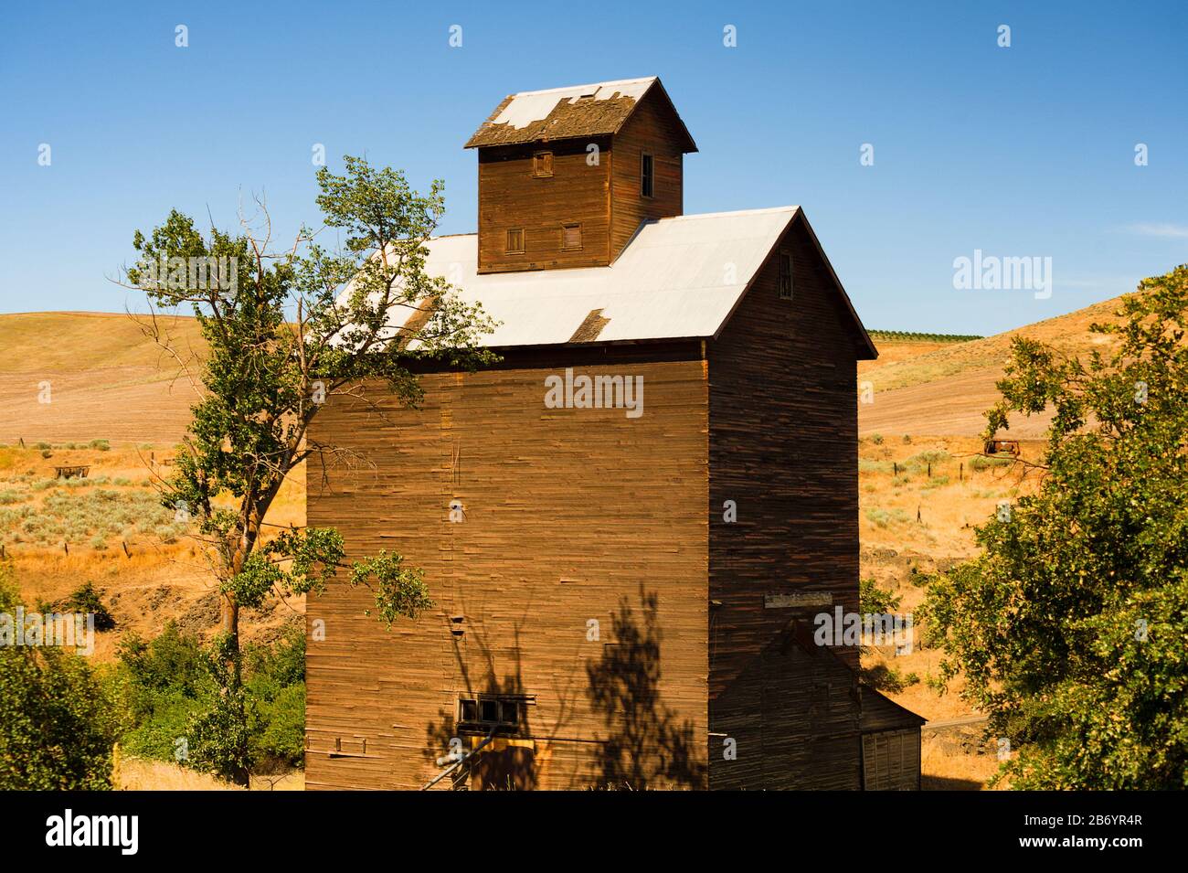 An old agricultural structure in Central Oregon's high desert Stock ...