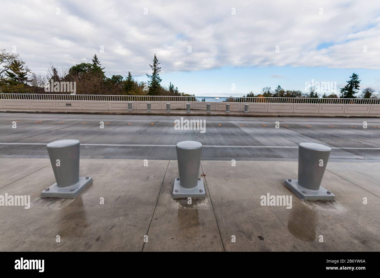 Thick bollards hi-res stock photography and images - Alamy