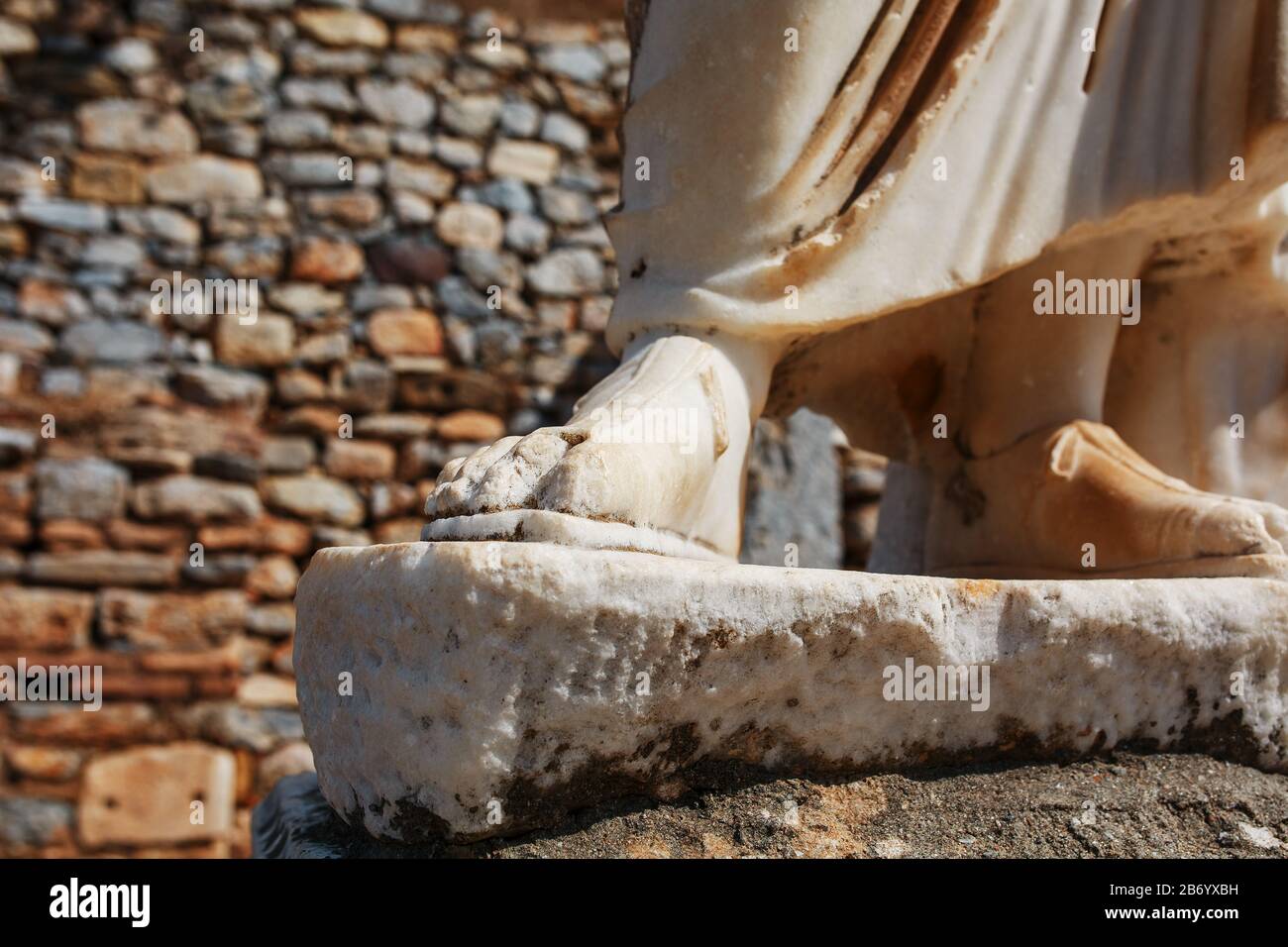 Statue greek roman legs hi-res stock photography and images - Alamy