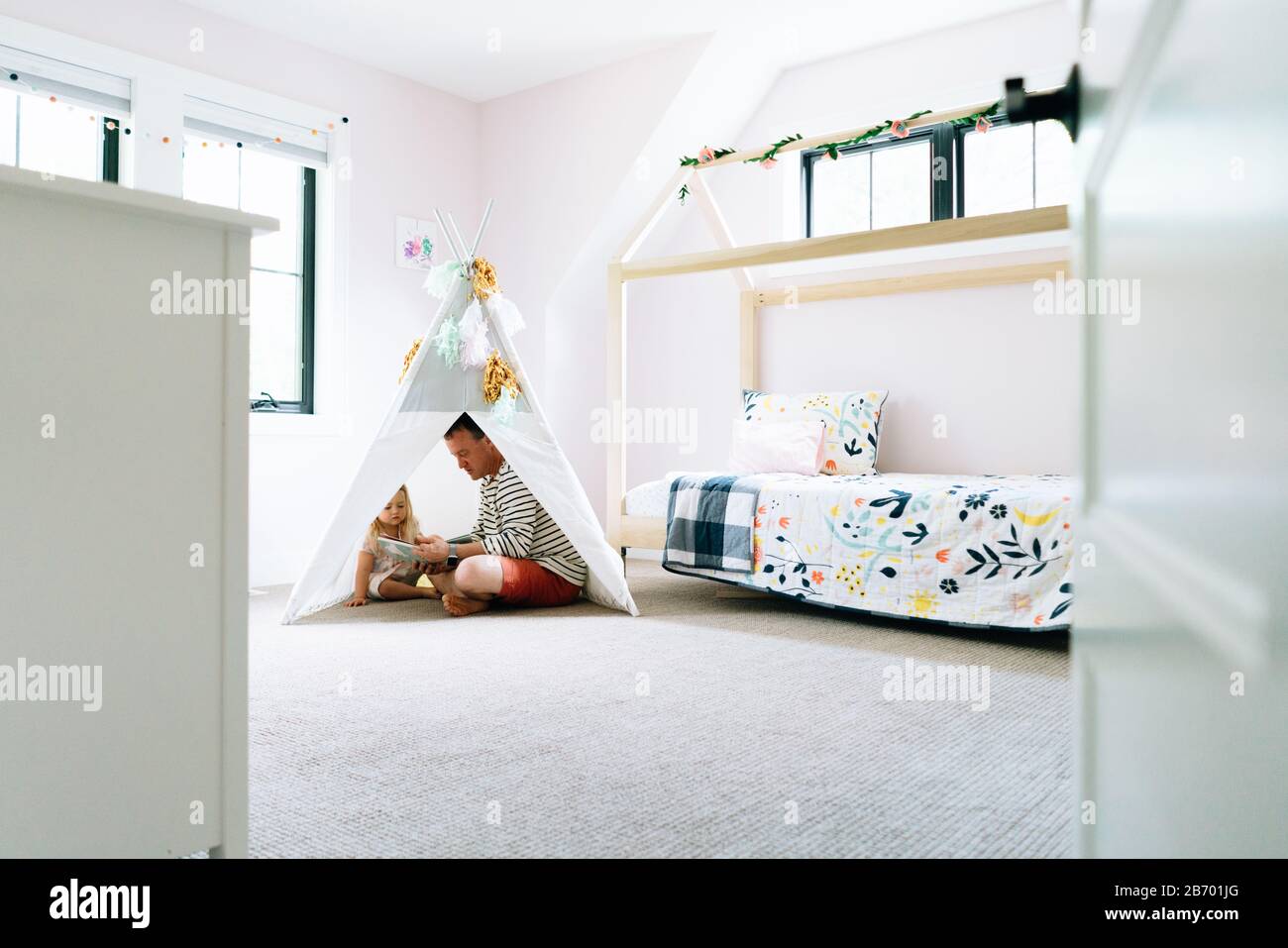 Children playing inside fort hi-res stock photography and images - Alamy