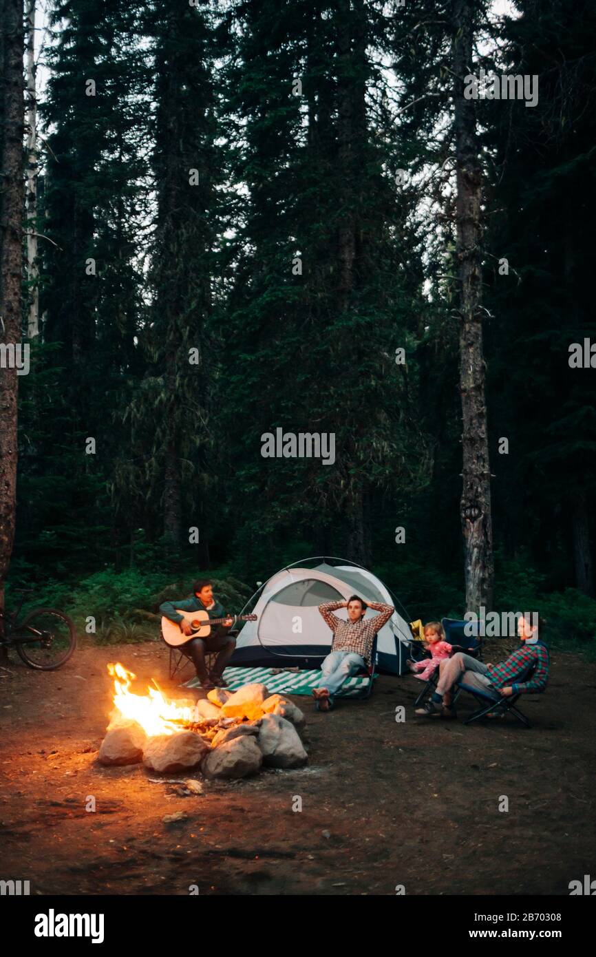 Campfire group hi-res stock photography and images - Alamy