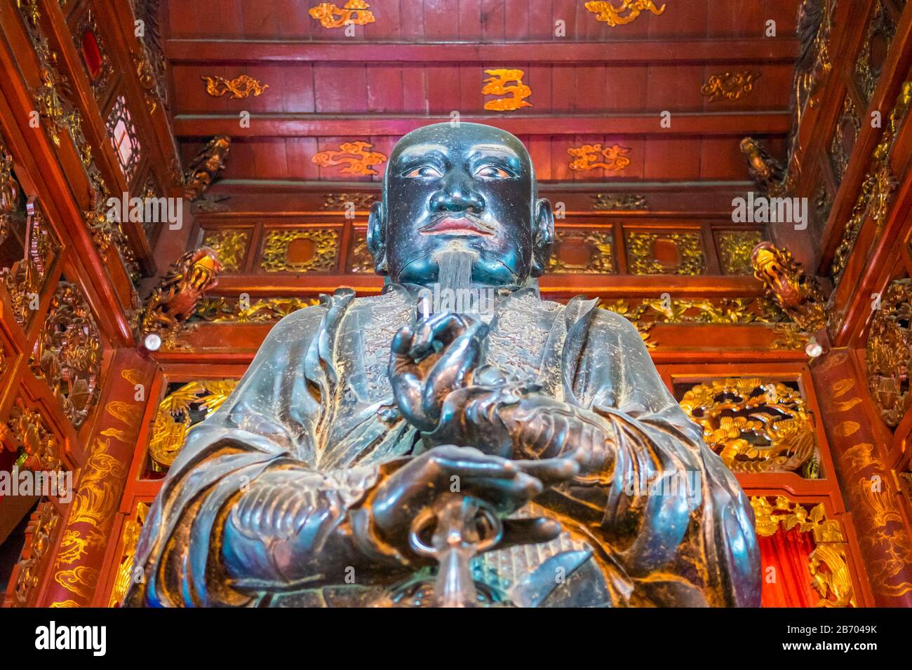 Xuan Wu (Tran Vu) bronze statue in Quan Thanh Temple (Den Quan Thanh ...
