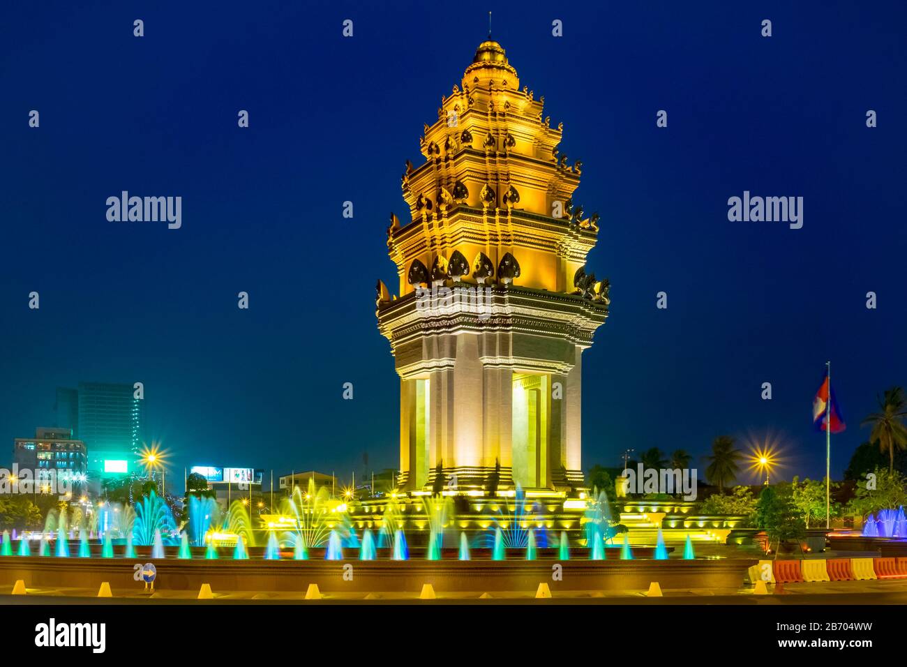 Independence Monument at night, Phnom Penh, Cambodia Stock Photo - Alamy