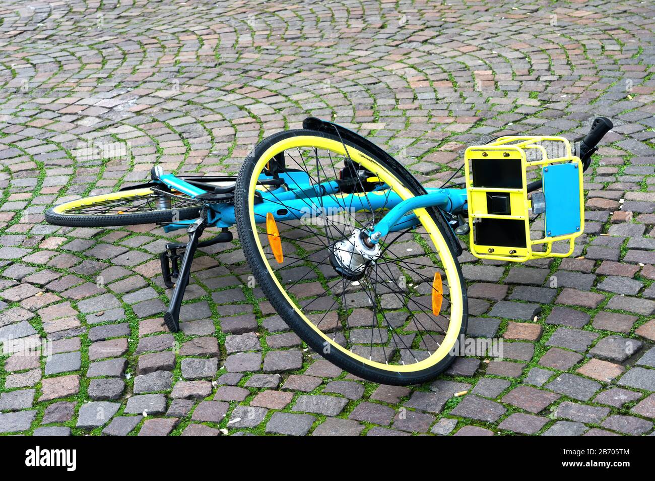 Rental bike thrown on the pavement after use Stock Photo - Alamy