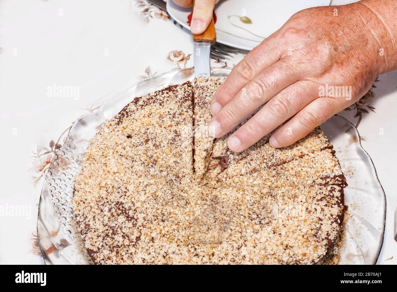 Cutting a birthday cake hi-res stock photography and images - Alamy