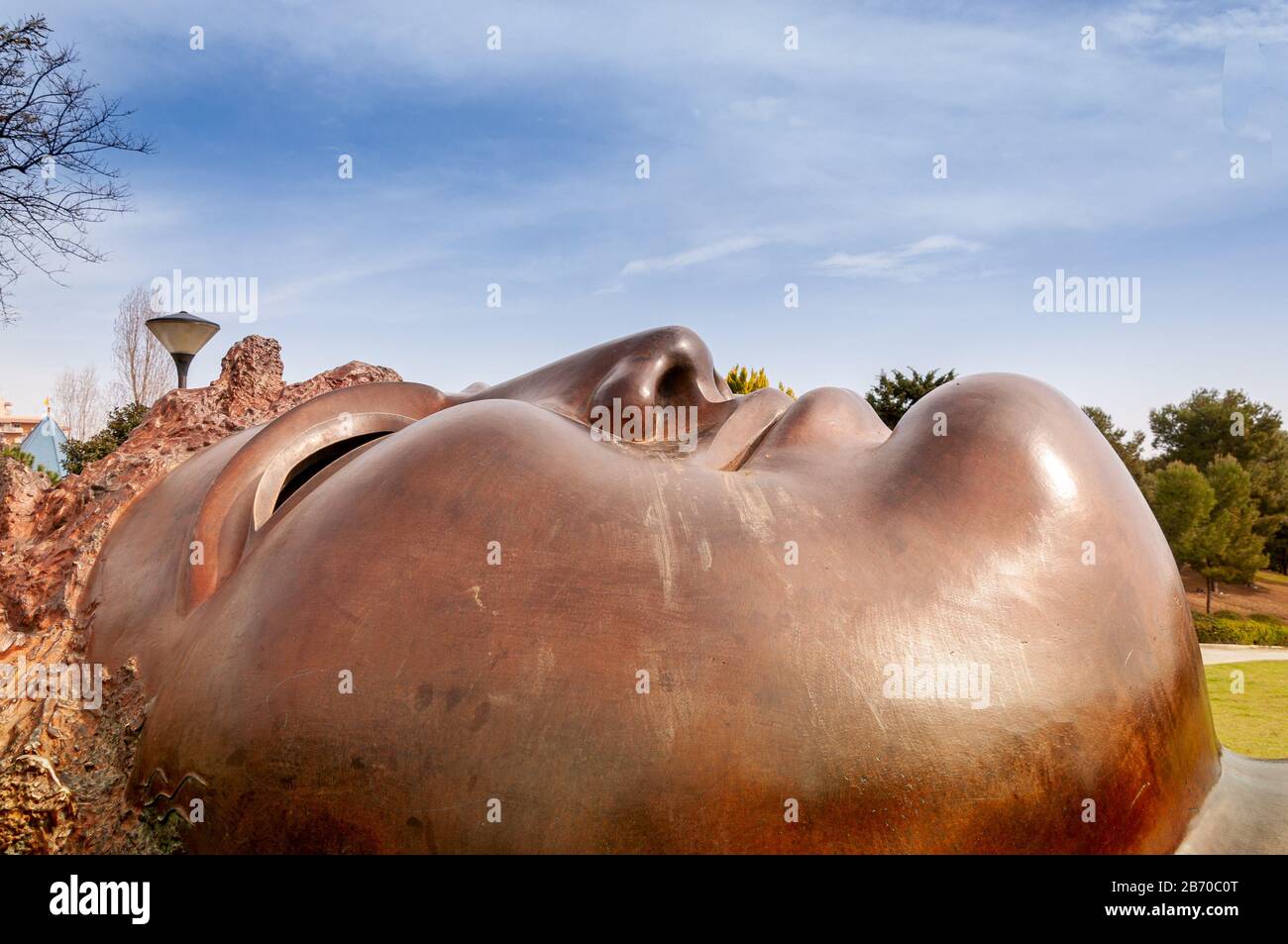 sculpture head facing up in the park detail Stock Photo - Alamy