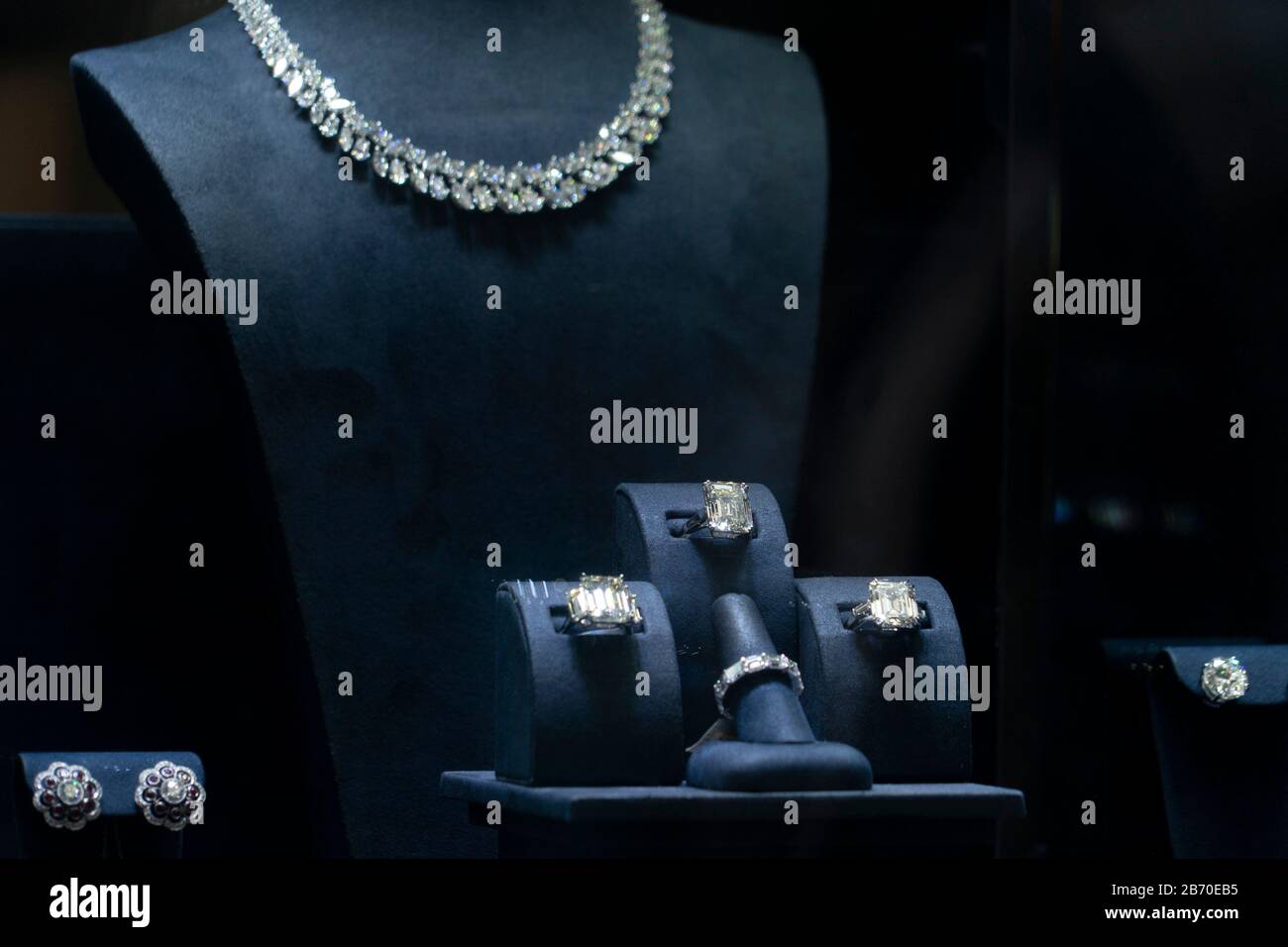 Diamond jewelry shop hi-res stock photography and images - Alamy
