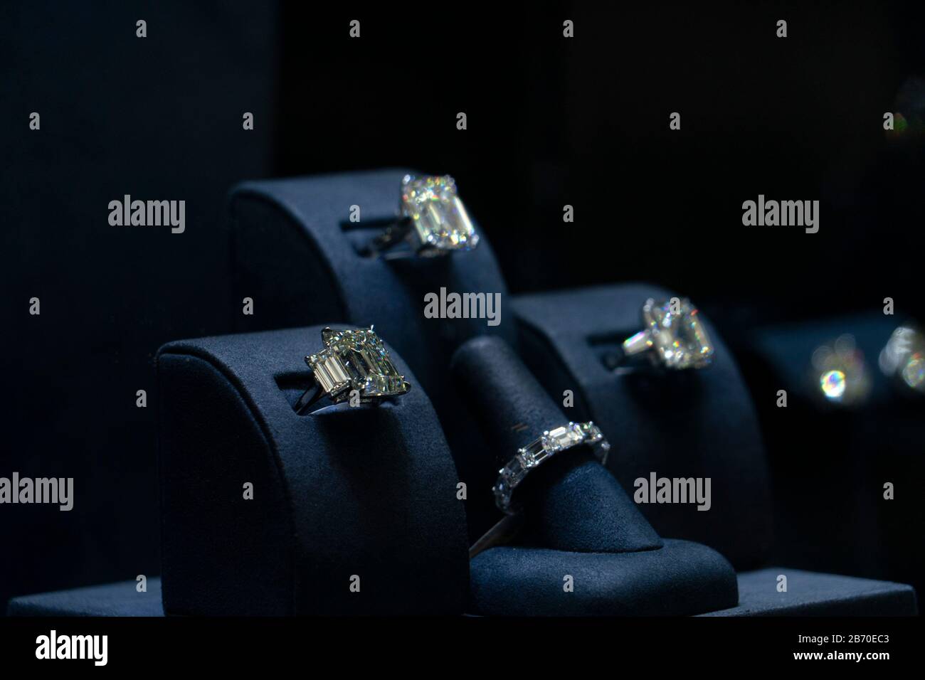 Diamond ring display hi-res stock photography and images - Alamy