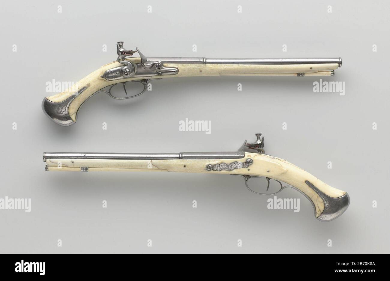 Koppel vuursteenpistolen Vuursteenpistool met ivoren lade Deel van een ...