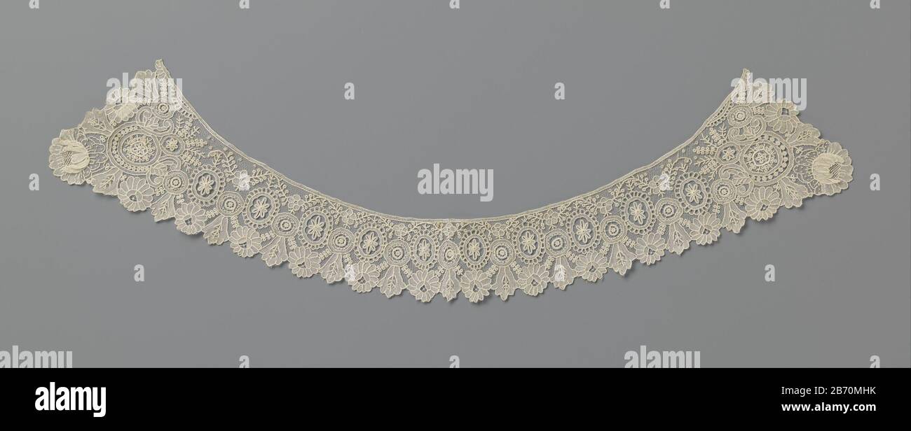 Kraag van naaldkant met een keten van ovaaltjes A narrow arc of a ...