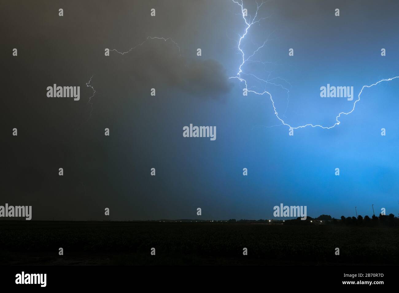 Lightning bolt cuts through the night sky Stock Photo - Alamy