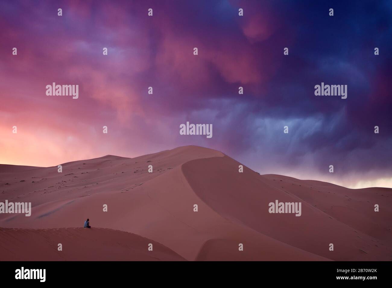 Beautiful sand dunes in the Sahara desert. Sunset Stock Photo - Alamy