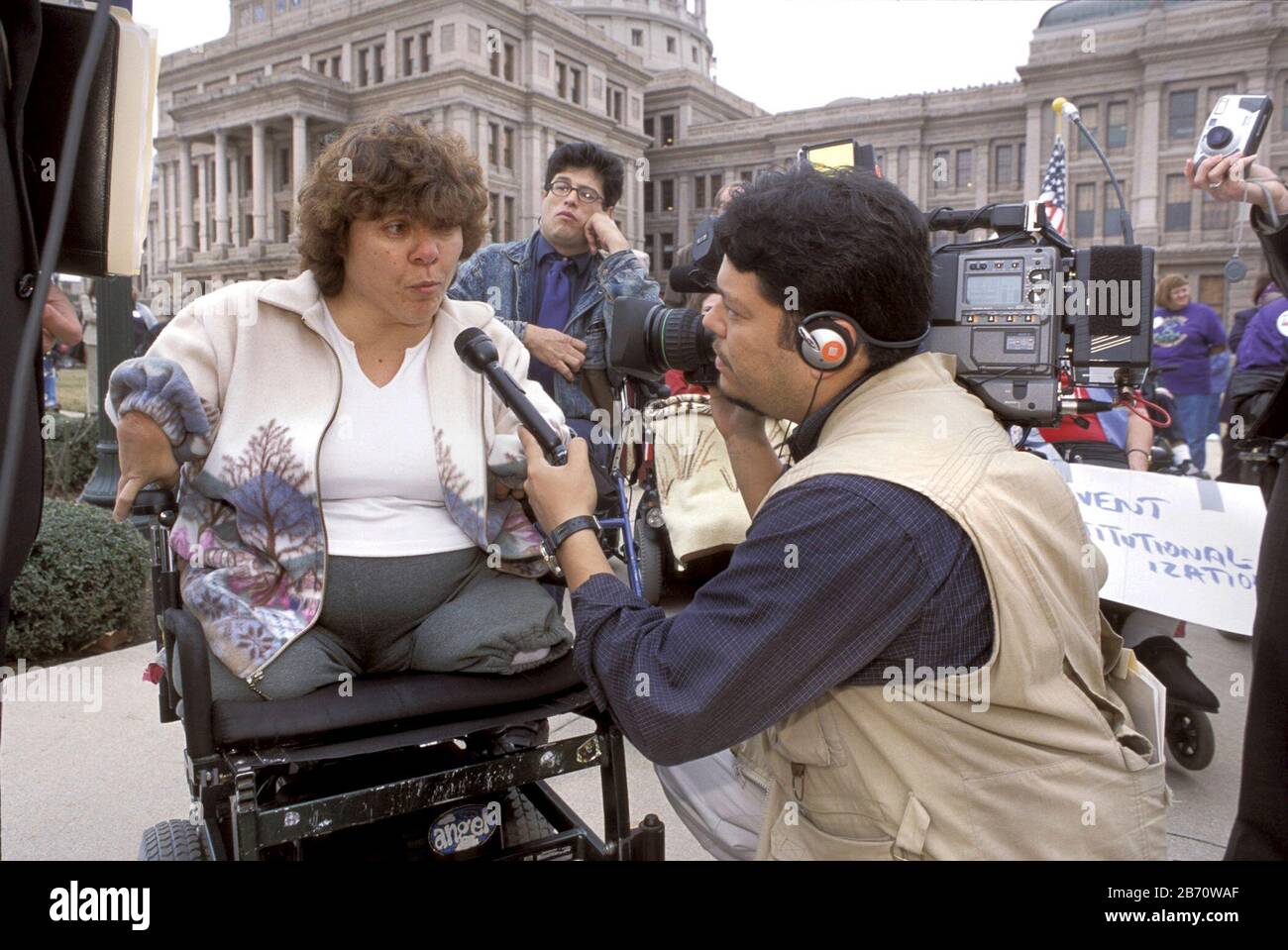 News reporter crowd hi-res stock photography and images - Alamy