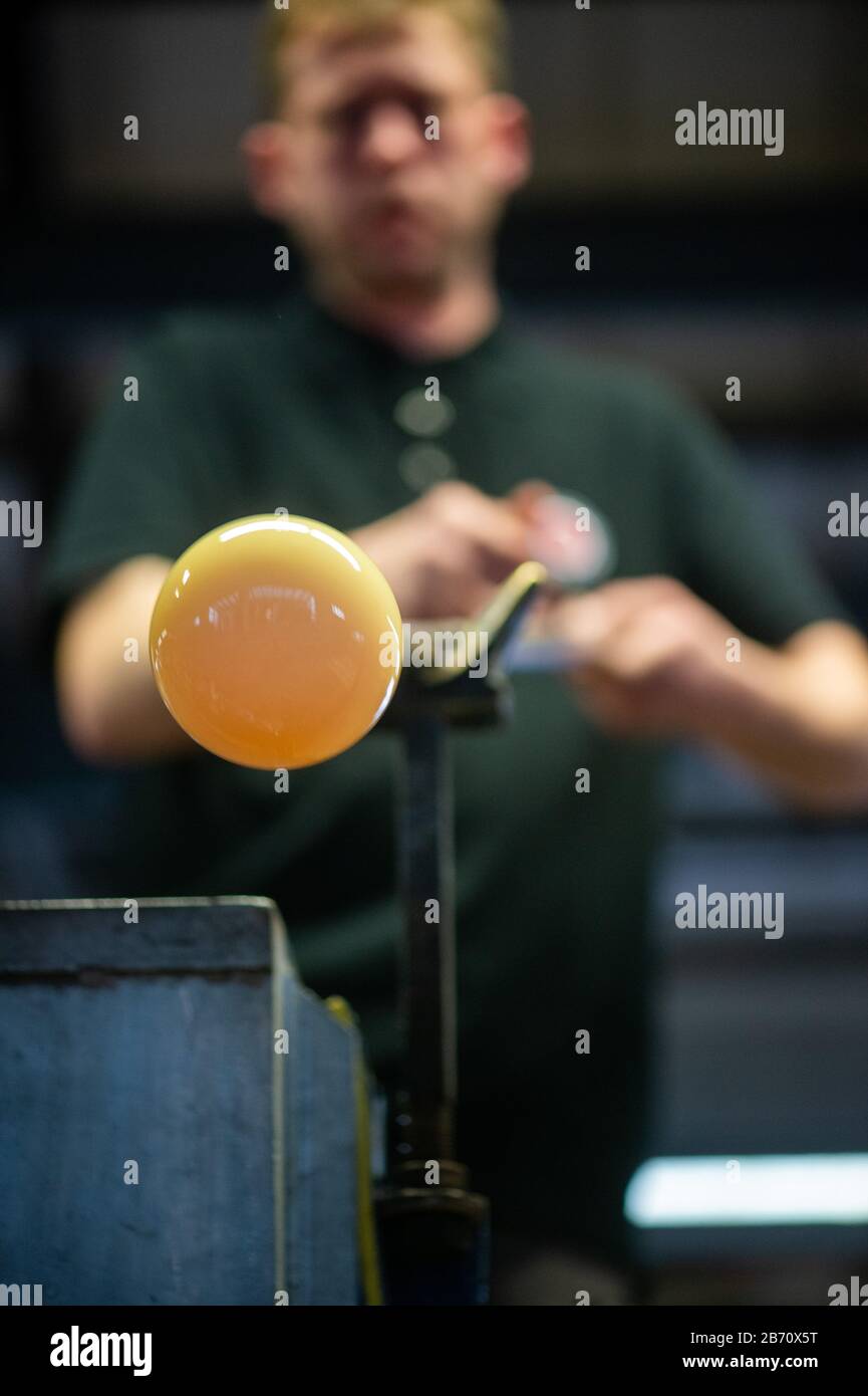 11 March 2020, Saxony-Anhalt, Derenburg: Torsten Rötzsch, glassmaker of ...