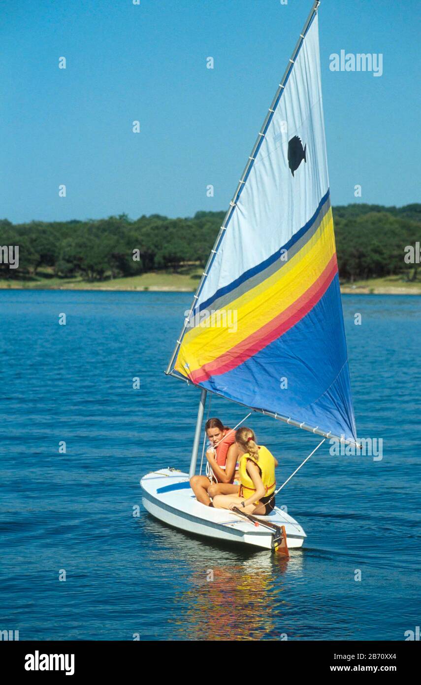 Teen girls learning to sail hi-res stock photography and images - Alamy