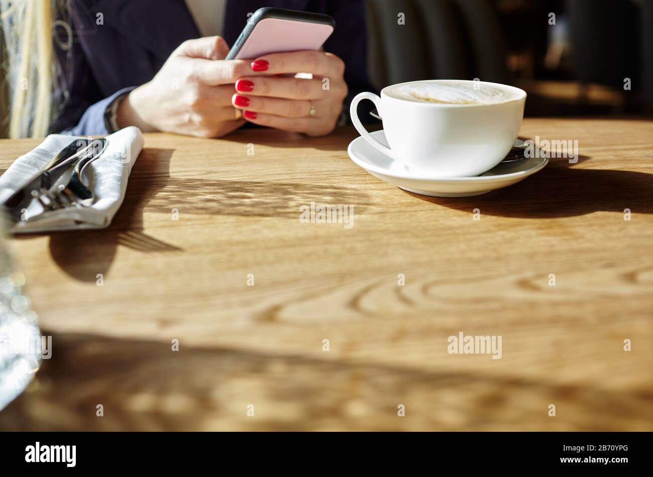 Hand holding mobile phone waiting hi-res stock photography and images ...