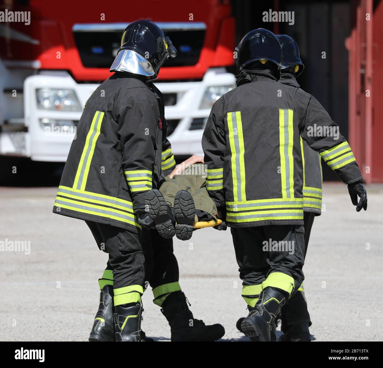 Teamwork of firefighters and a stretcher with injured person Stock ...