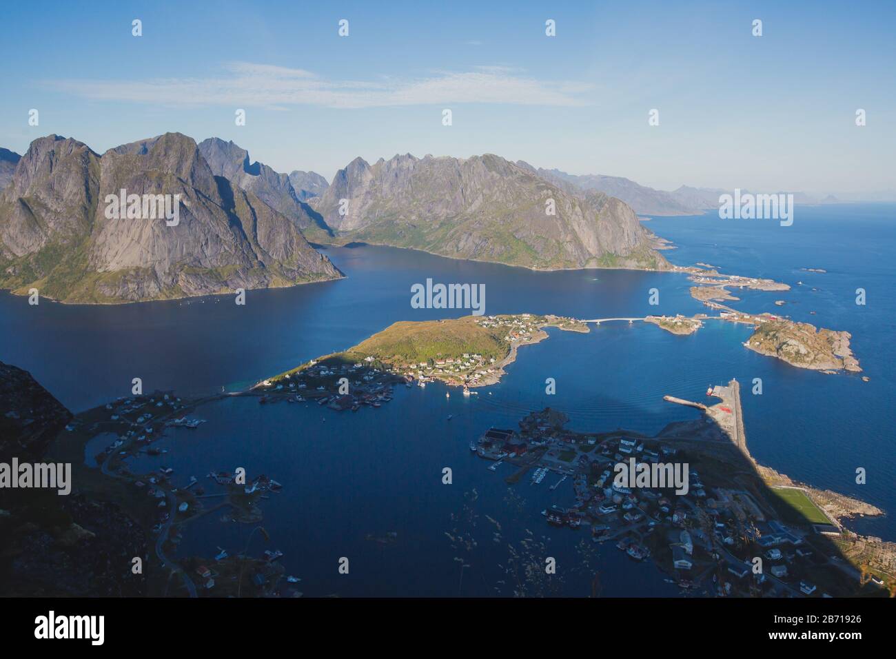 Beautiful norwegian landscape with famous top peak Reinbringen, Lofoten ...