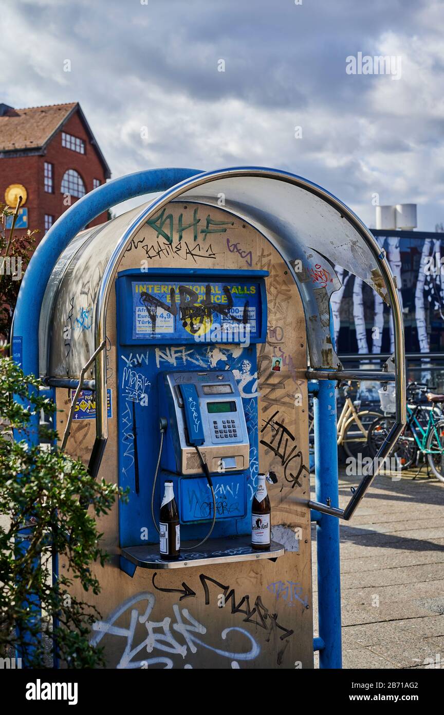 Telephone booth berlin hi-res stock photography and images - Alamy
