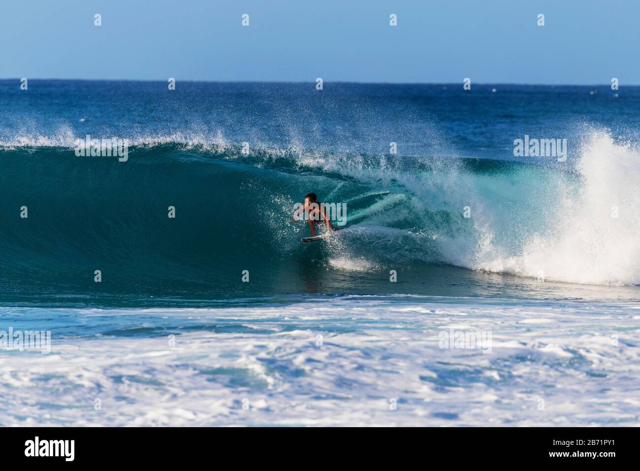 United States of America, Hawaii, Oahu island, surfer on the North ...