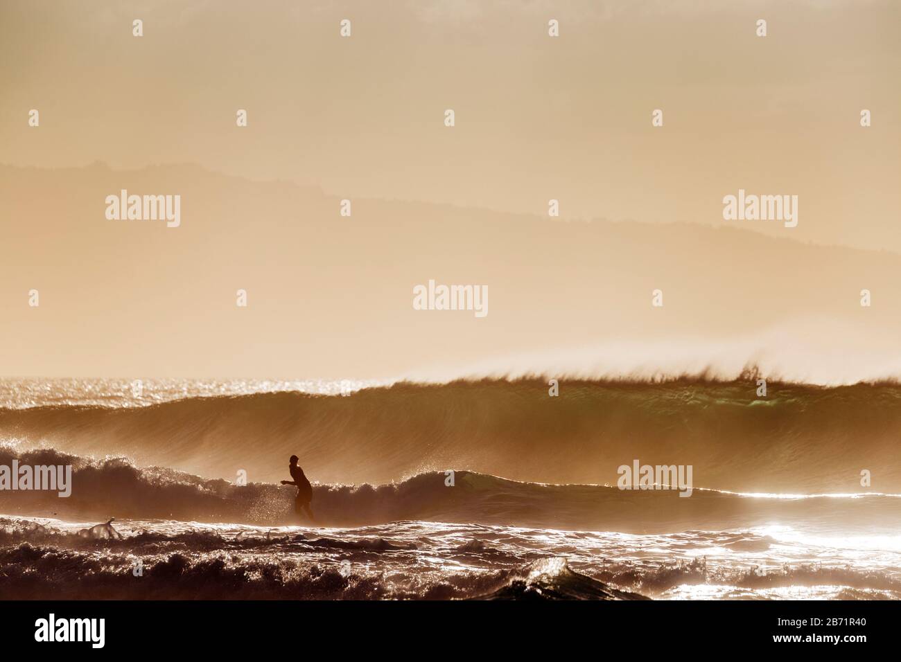 United States of America, Hawaii, Oahu island, surfer on the North ...