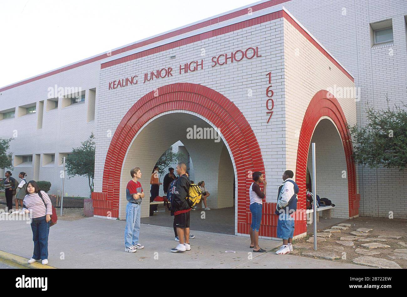 School building exterior teenagers hi-res stock photography and images ...