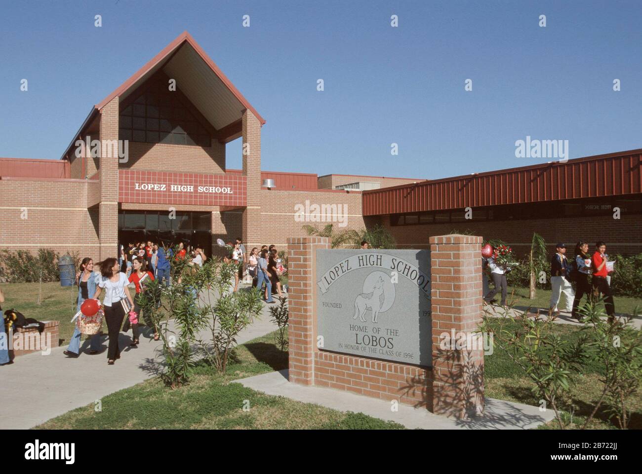 High school usa students exterior hi-res stock photography and images ...