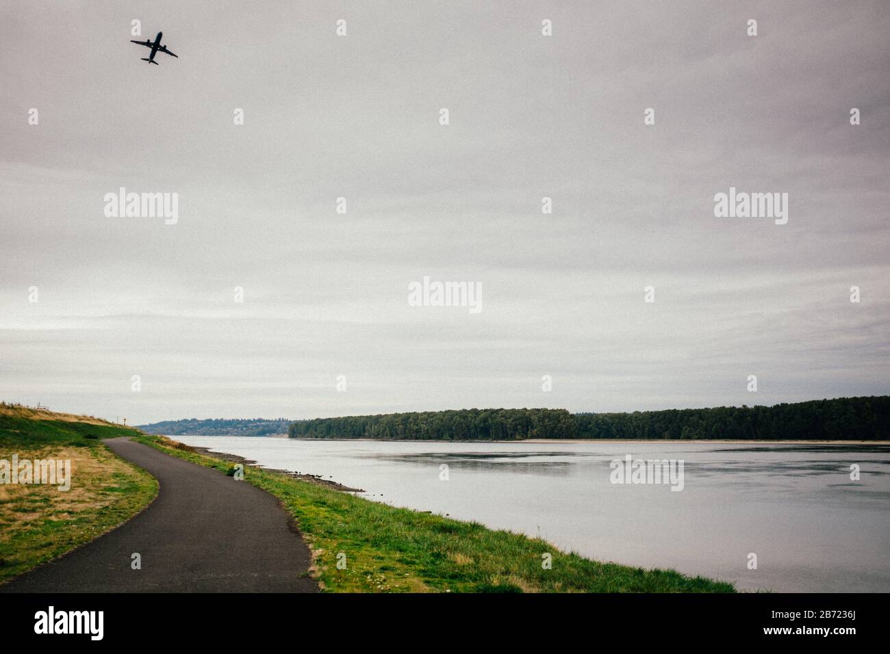 Plane over columbia river hi-res stock photography and images - Alamy