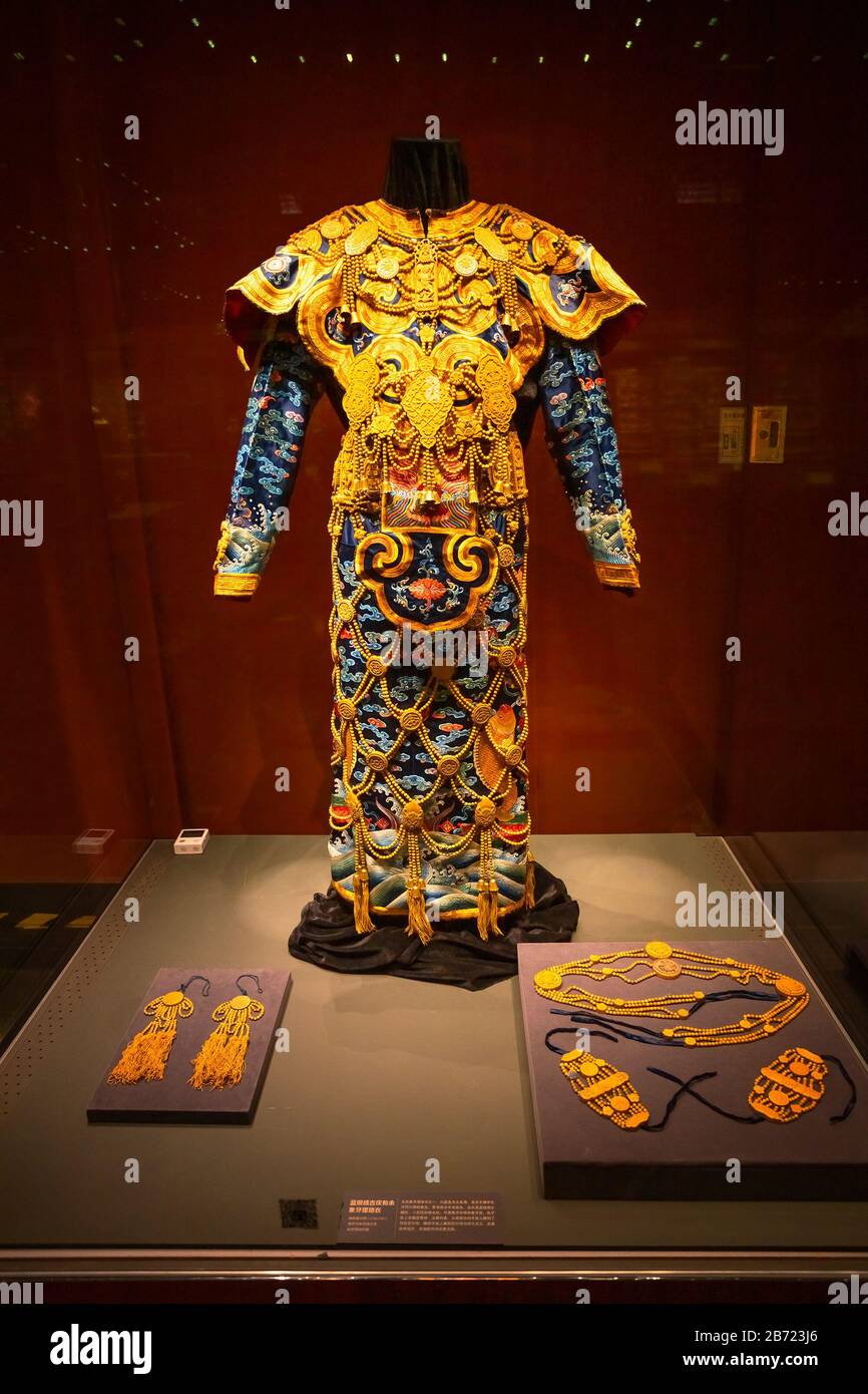 Qing imperial court robes hi-res stock photography and images - Alamy