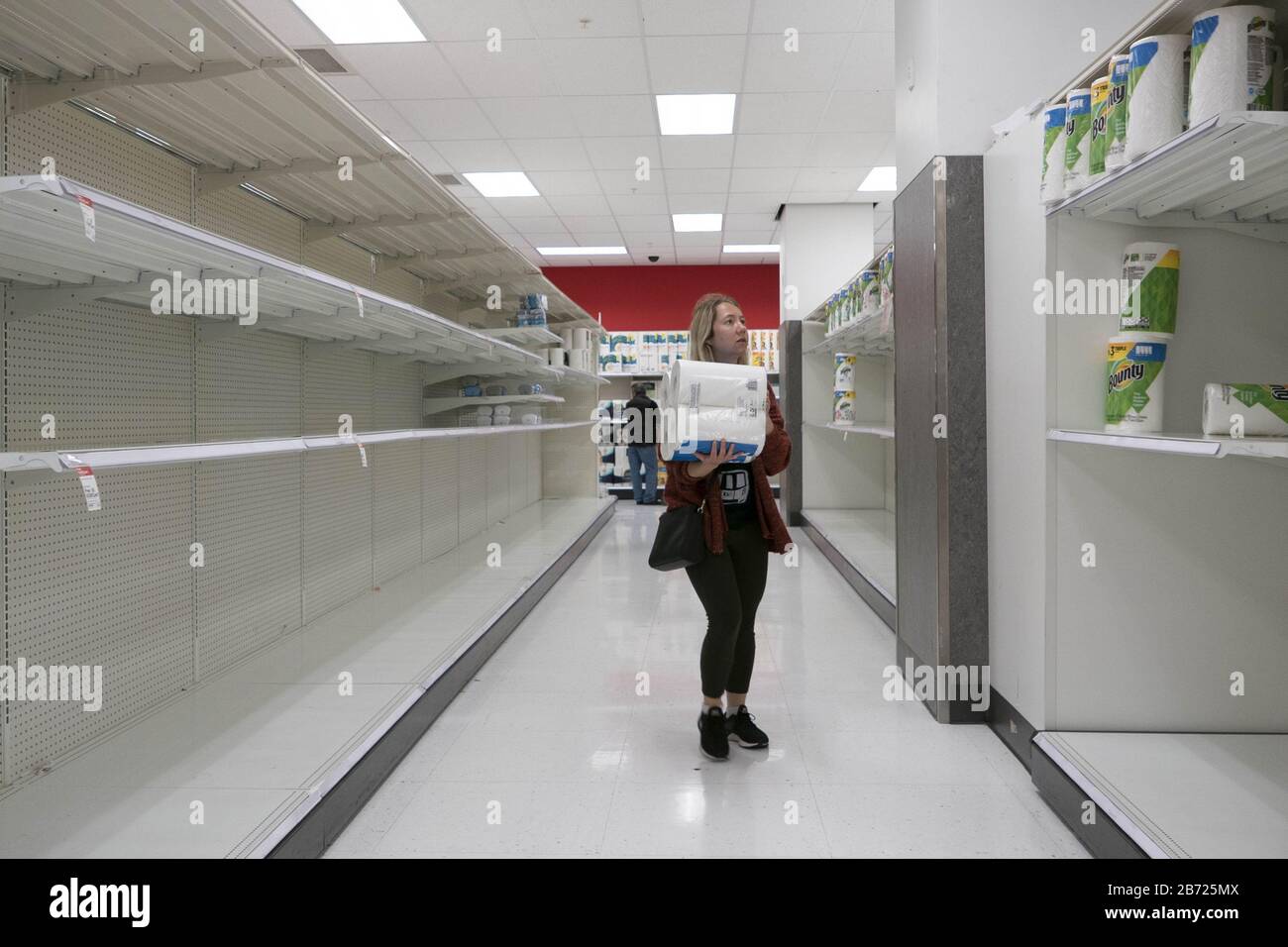 Empty toilet paper isle hi-res stock photography and images - Alamy