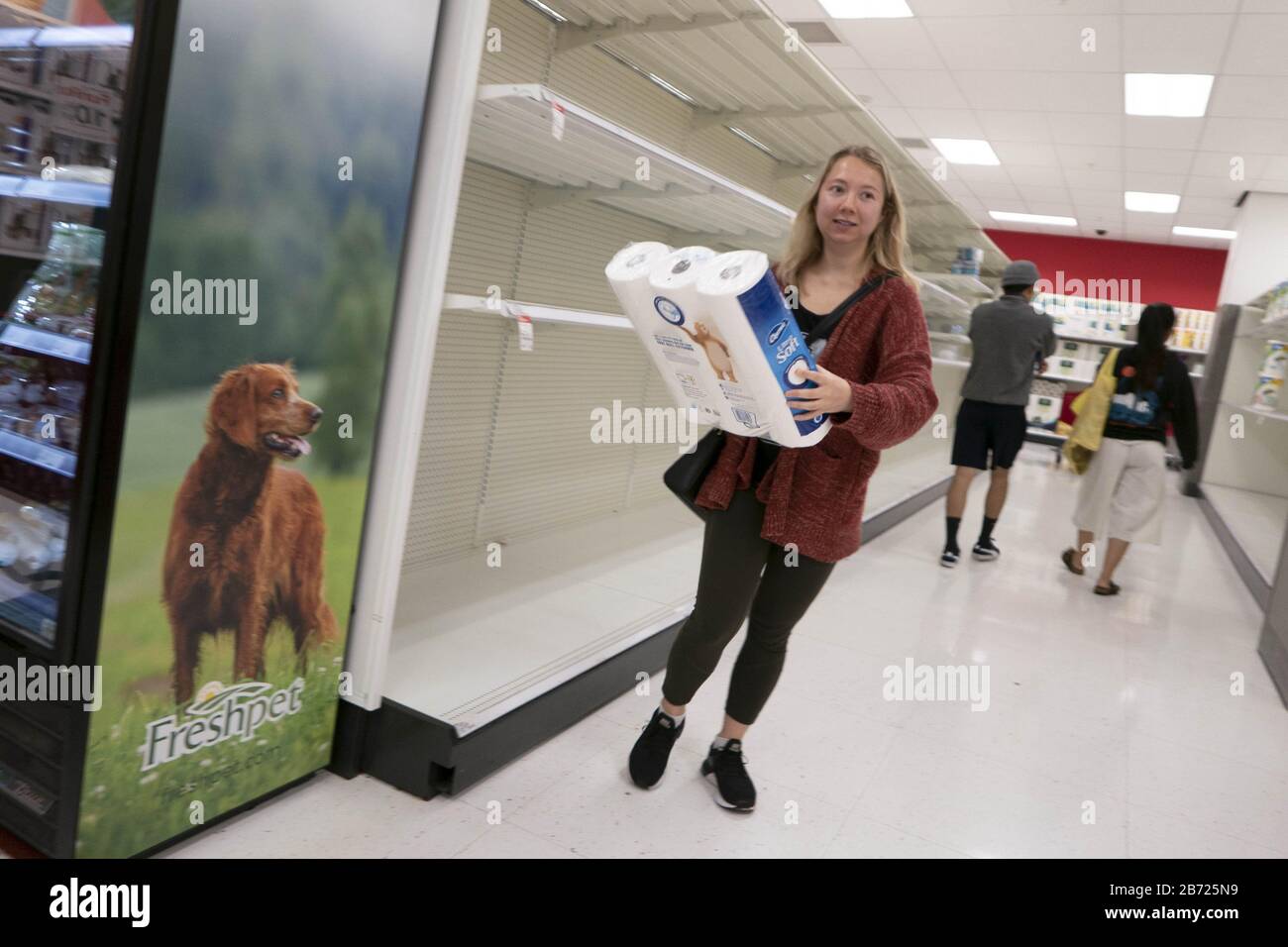 Empty toilet paper isle hi-res stock photography and images - Alamy