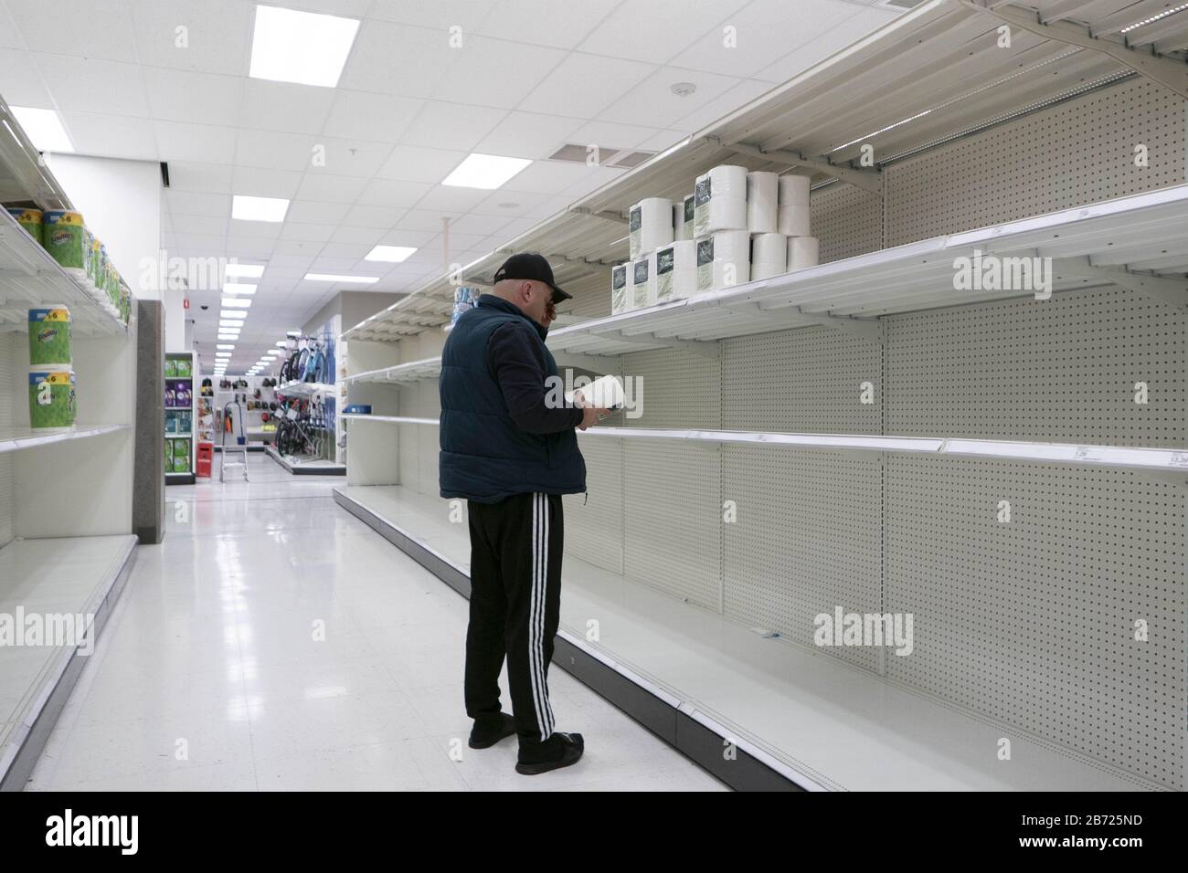 Empty toilet paper isle hi-res stock photography and images - Alamy