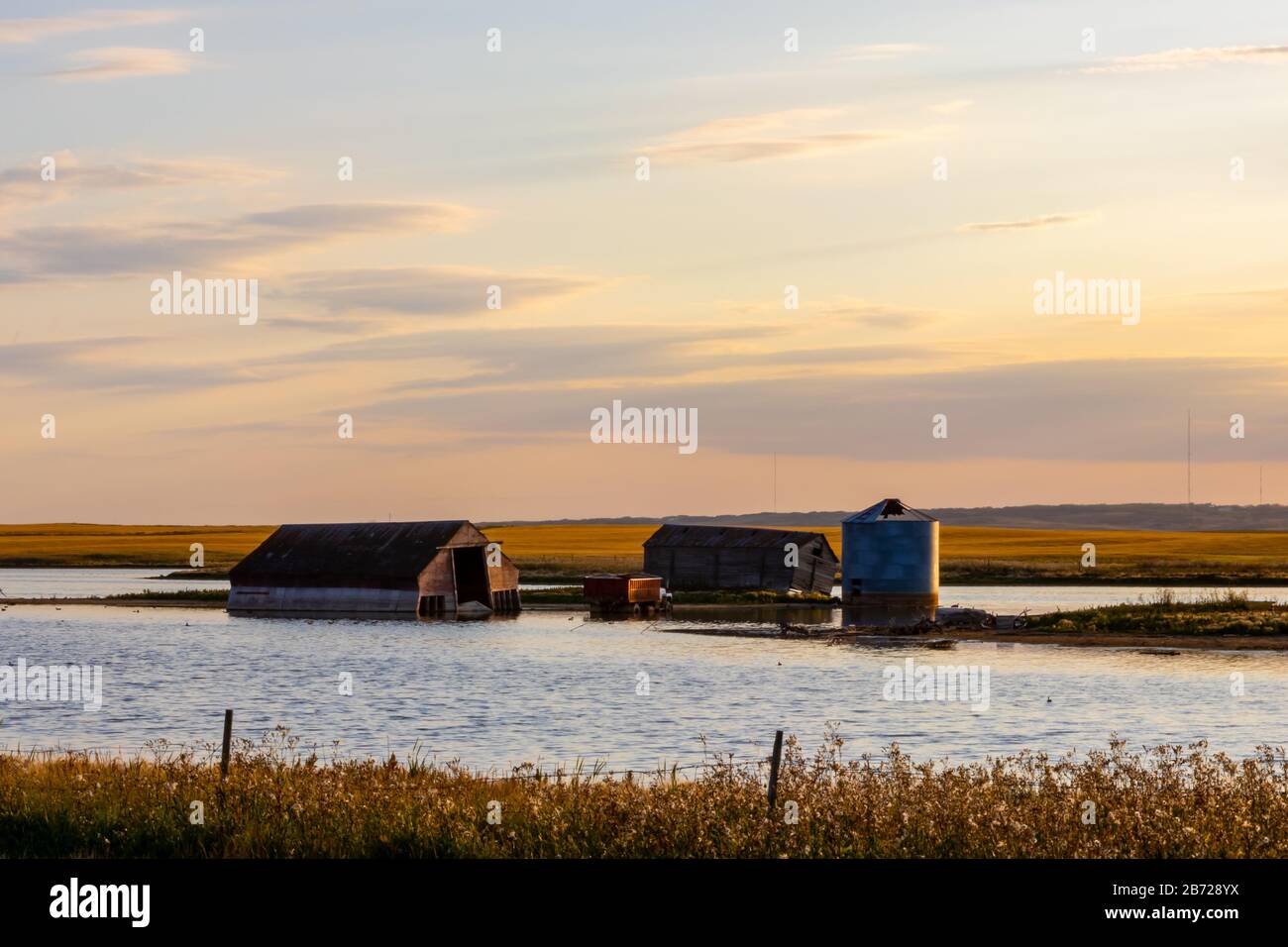 Old barn farm grain bin hi-res stock photography and images - Alamy