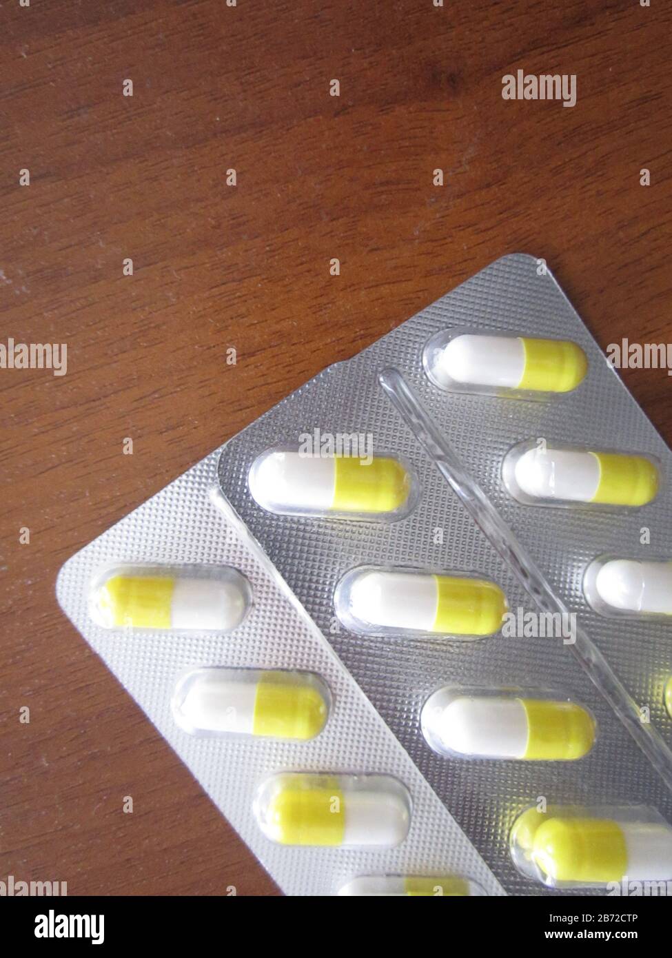 pack with vitamins in the form of oval white tablets Stock Photo - Alamy