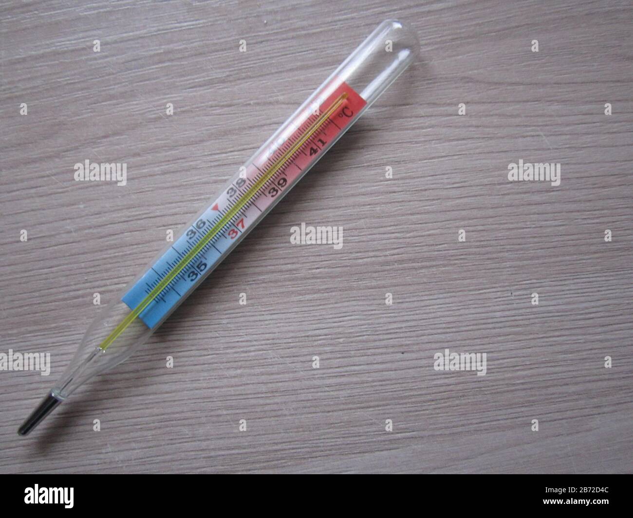 Glass mercury thermometer medical hi-res stock photography and images ...