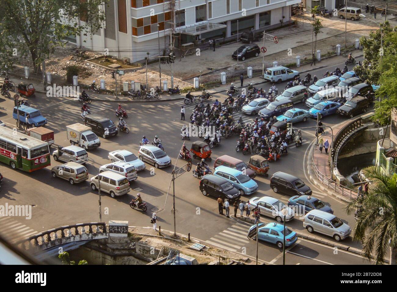 Indonesia people city crowd street hi-res stock photography and images ...