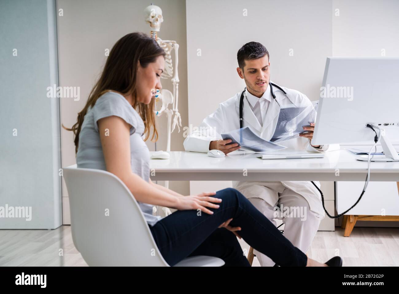Doctor Having Discussion With Patient About Knee X-ray Stock Photo - Alamy