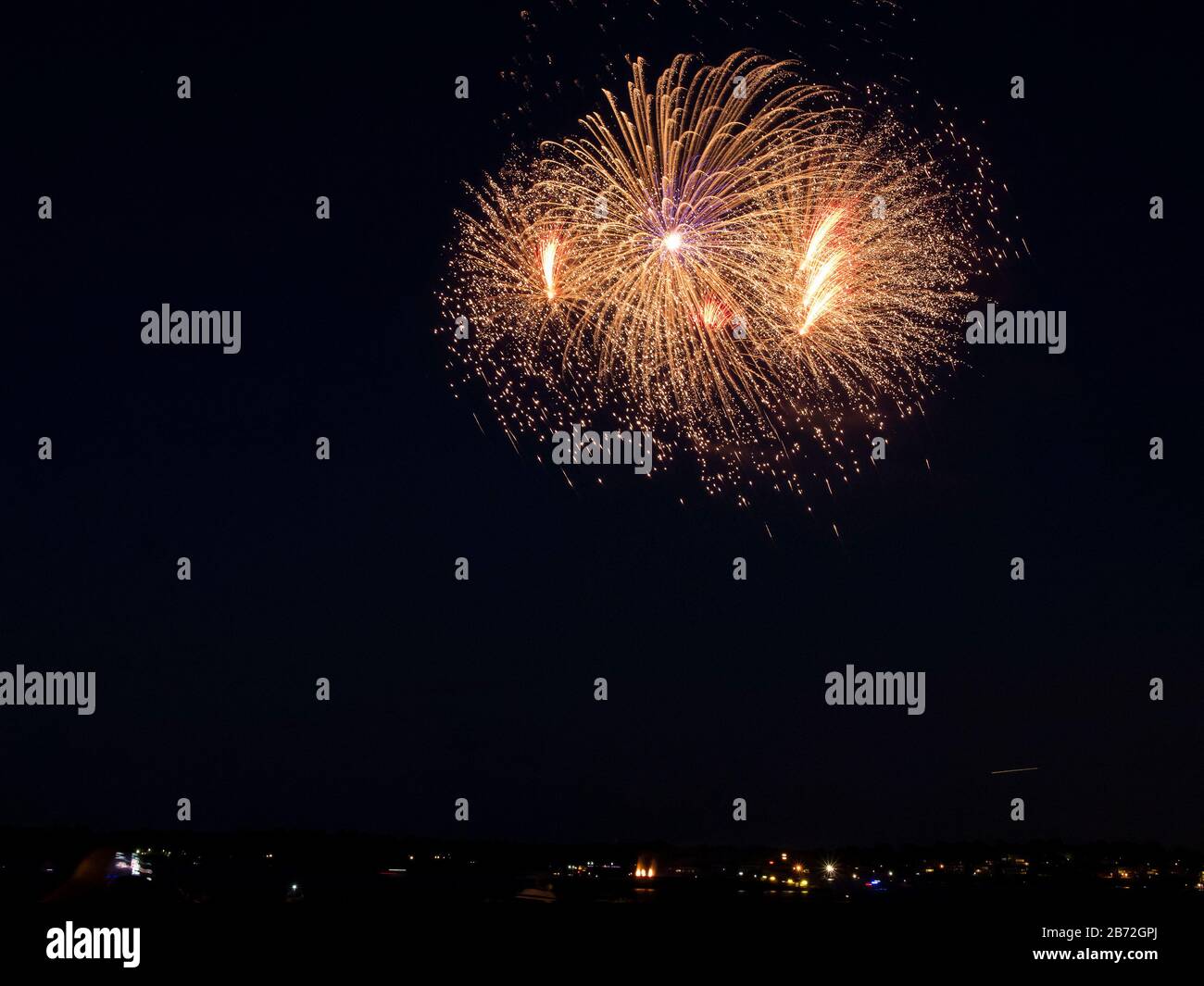 Bursting fireworks hi-res stock photography and images - Alamy