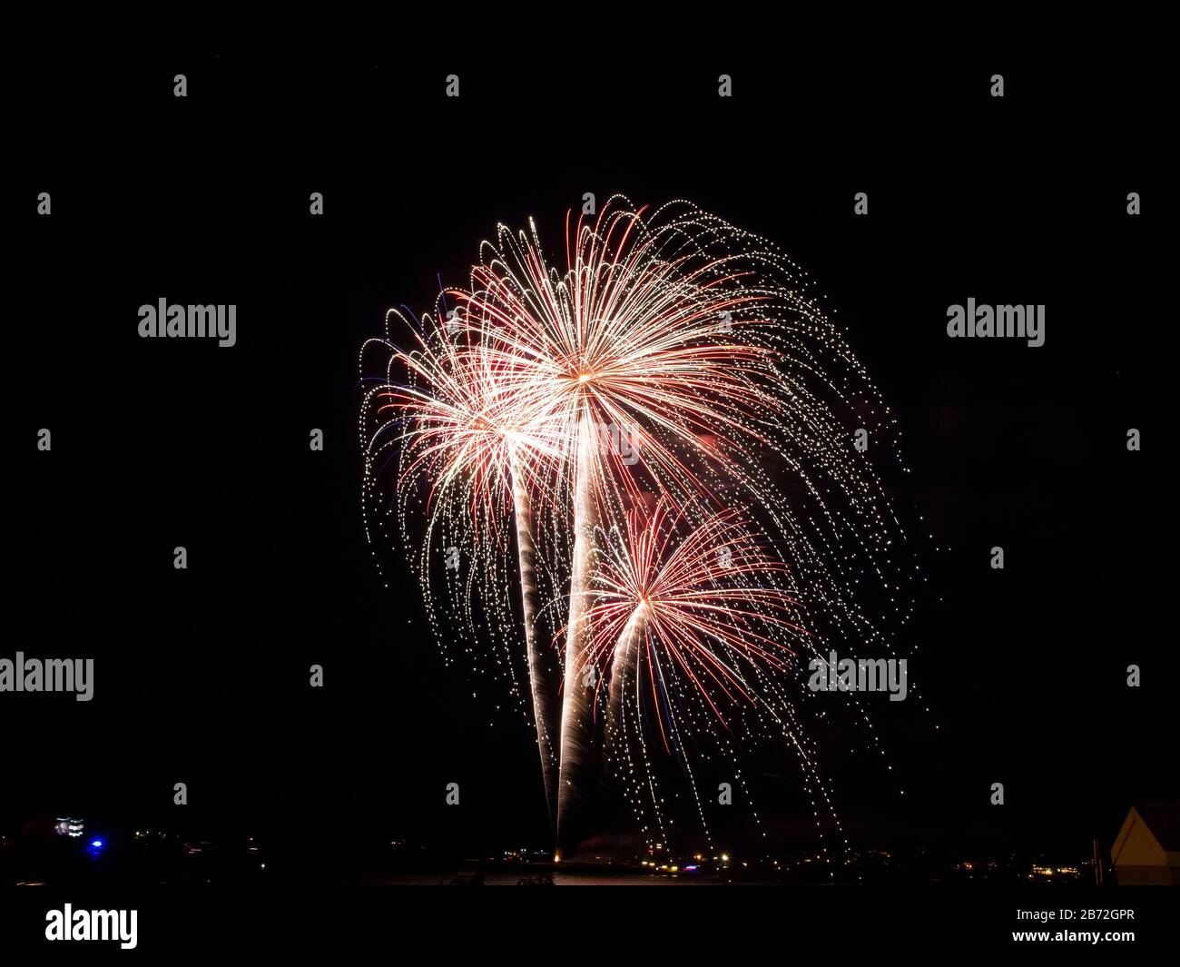 Bursting fireworks hi-res stock photography and images - Alamy