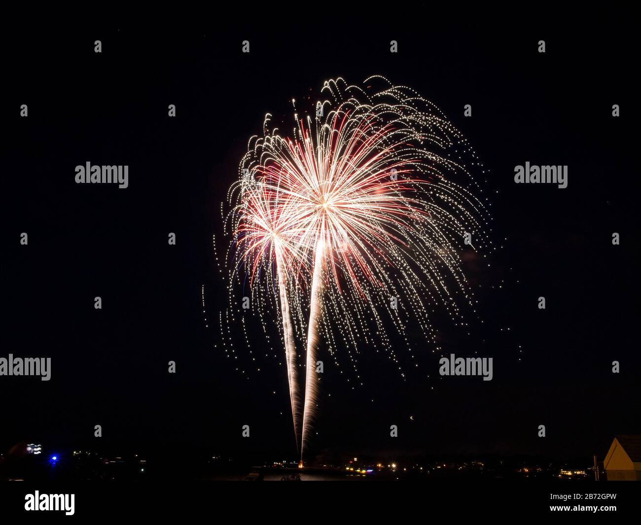 Bursting fireworks hi-res stock photography and images - Alamy