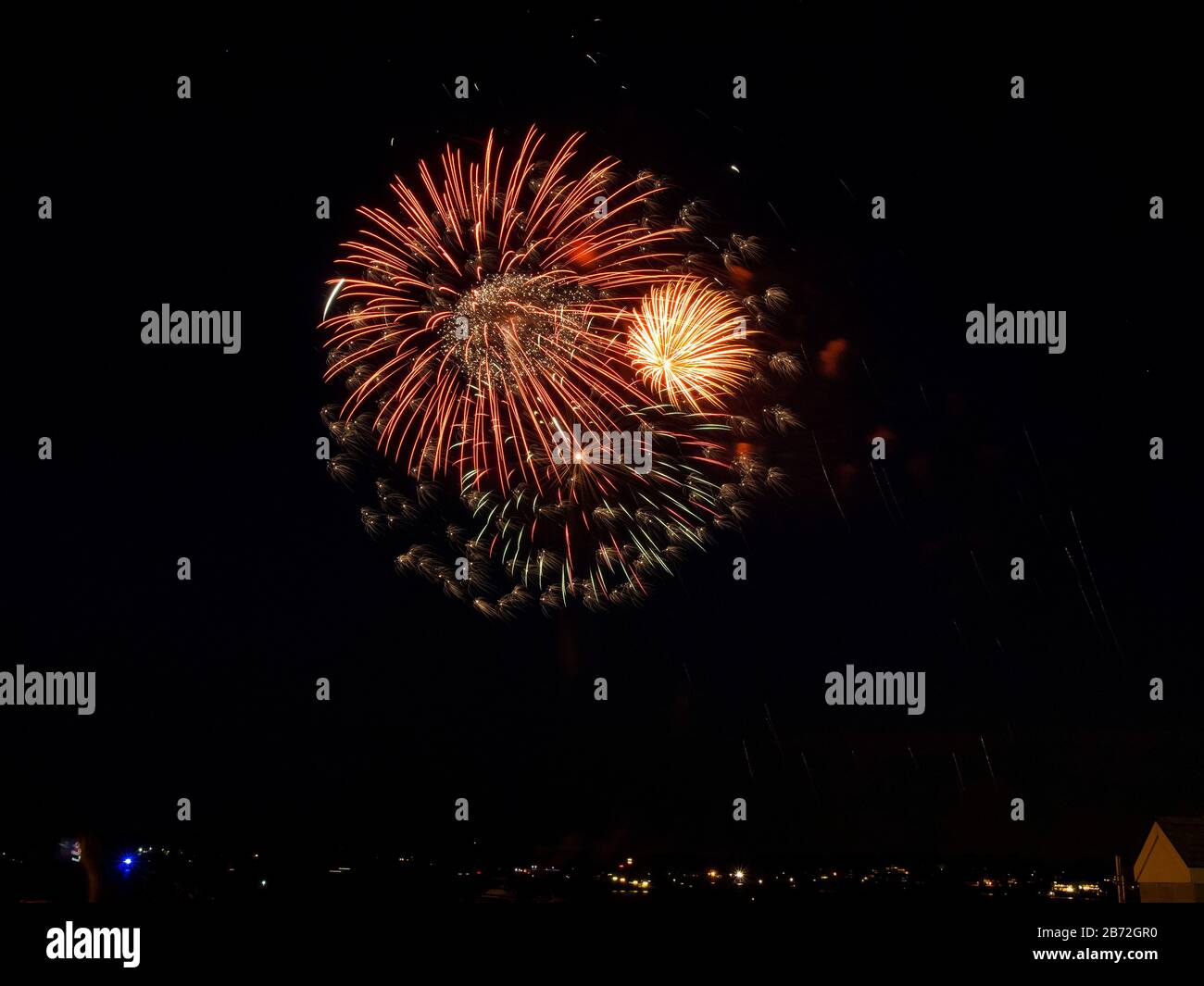 Bursting fireworks hi-res stock photography and images - Alamy
