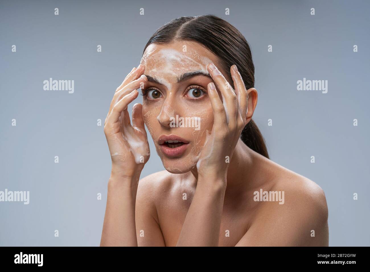 Lady washing face hi-res stock photography and images - Alamy