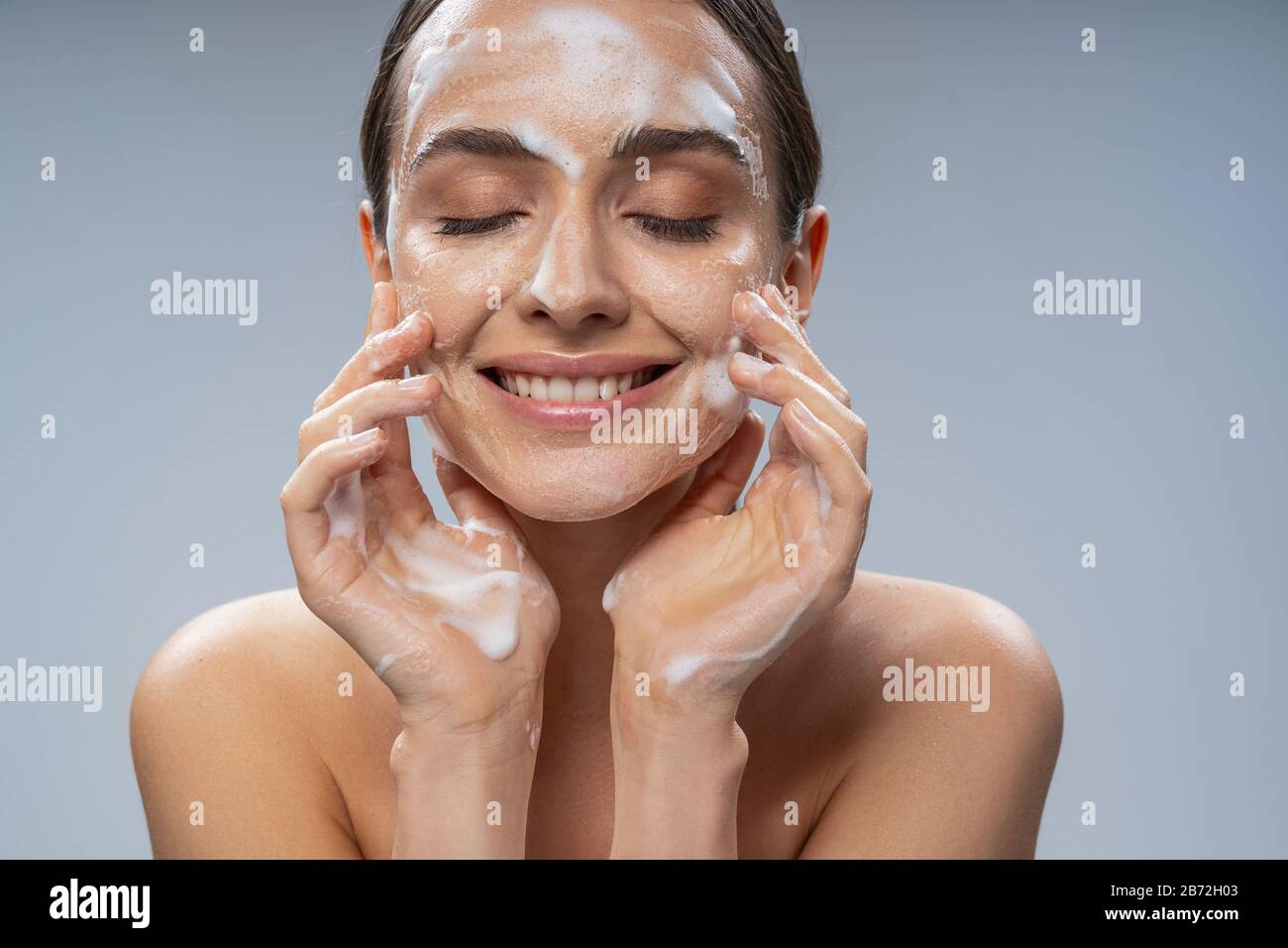 Lady washing face hi-res stock photography and images - Alamy