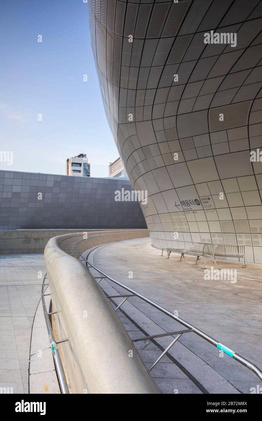 Modern architecture dongdaemun design hi-res stock photography and ...